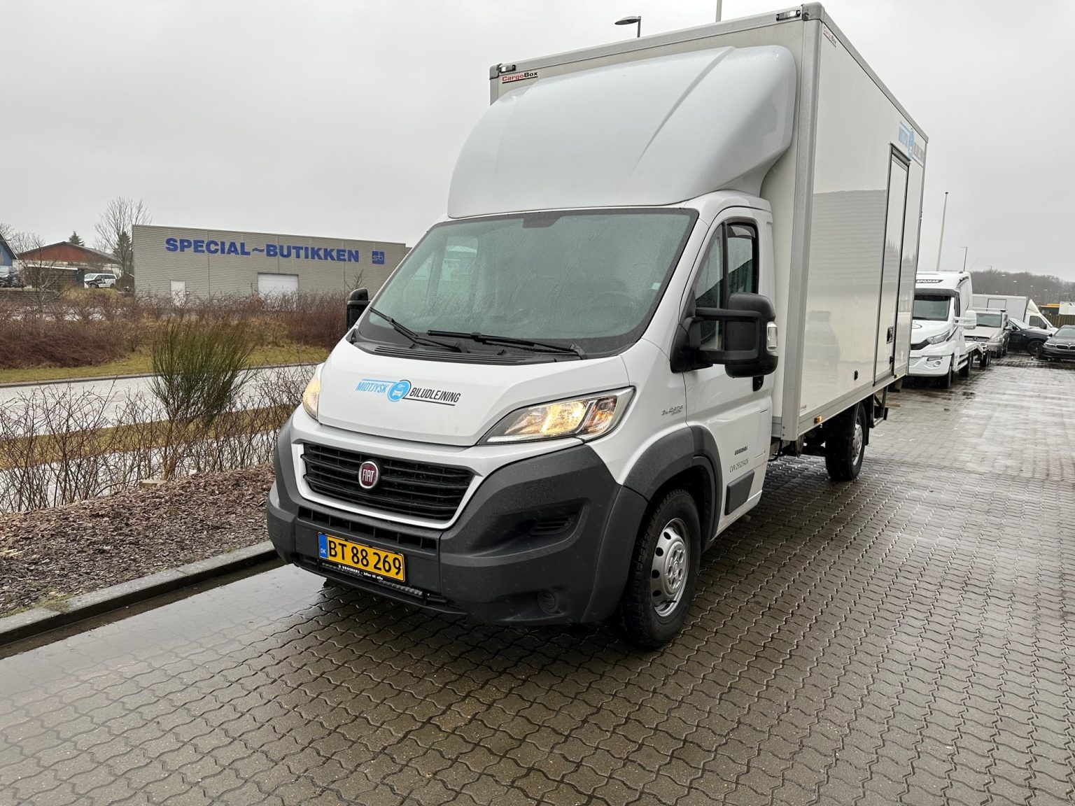 Fiat Ducato Flytte bil med lift 3 - midtjyskbiludlejning.dk